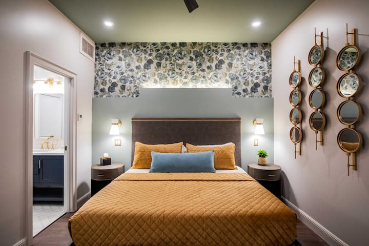 Downtown Springdale Boutique Hotel Room 6 - Springdale, AR