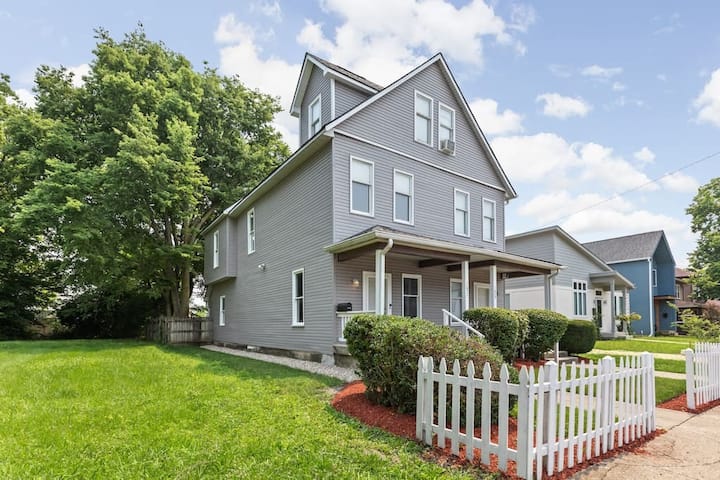 Modern 3br | Amazing Location | Highly Walkable - International Marketplace, IN