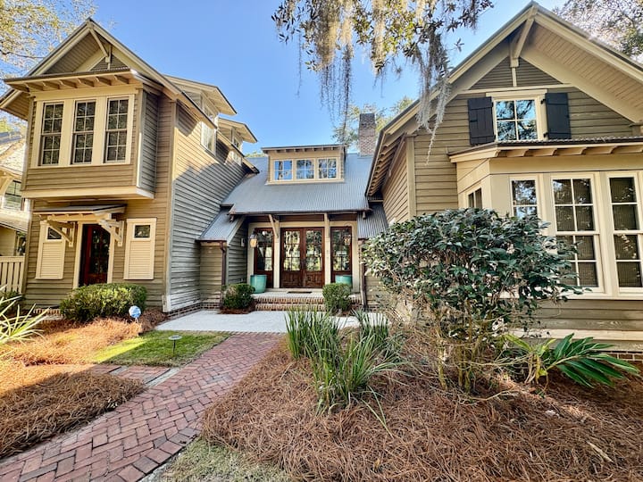 Pet Friendly, Private Courtyard, Walk To Wilson - Bluffton, SC