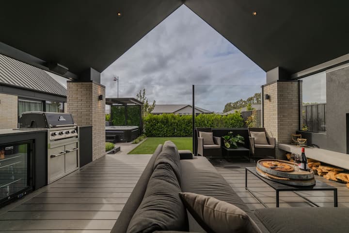 Stylish Home W/ Private Spa, Indoor & Outdoor Fire - Rolleston
