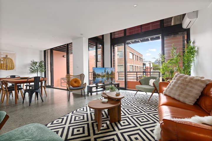 Bright Surry Hills Flat With Great Balcony & Views - Surry Hills