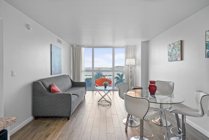 Cozy Water Views Apt Downtown Fort Myers - Fort Myers, FL