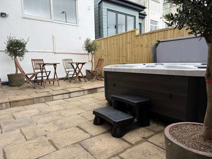 Ivy Cellar - 2 Bedroom Apartment - Tenby - Tenby