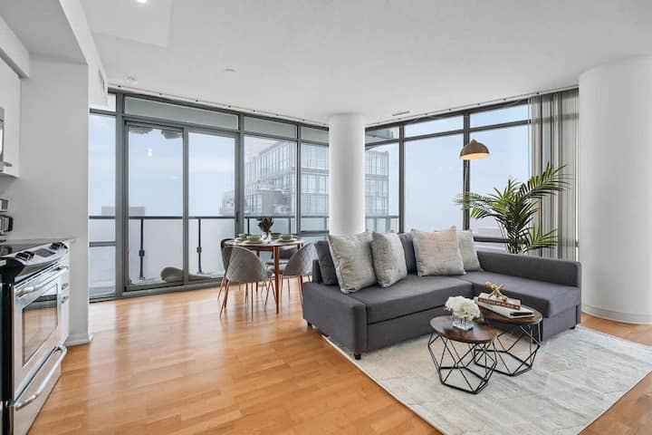 Chic Downtown Condo: Views, Style & 1 Free Parking - Toronto