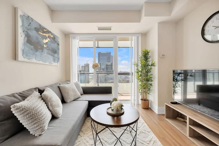 Cn Tower At Your Door! - 