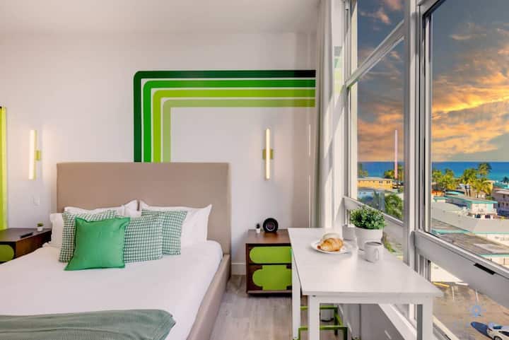 Beachside Escape W/ Rooftop Pool & Hot Tub - Hollywood