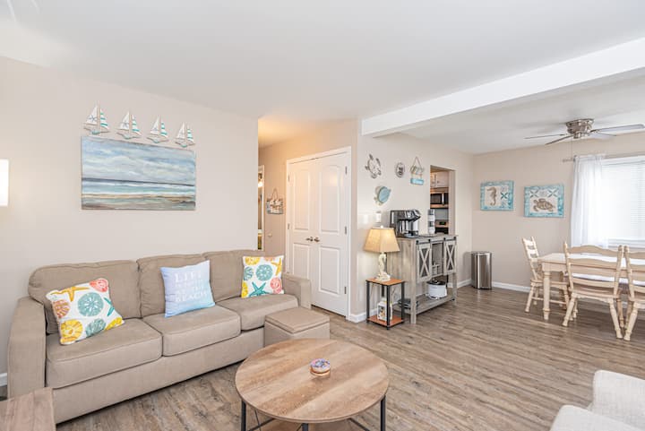 Walk-to-beach Condo With A Pool - Ocean City, MD