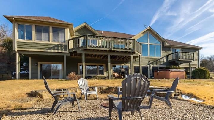 Fire Pit, Outdoor Hot Tub, Pool Table, Fireplace - Galena, IL