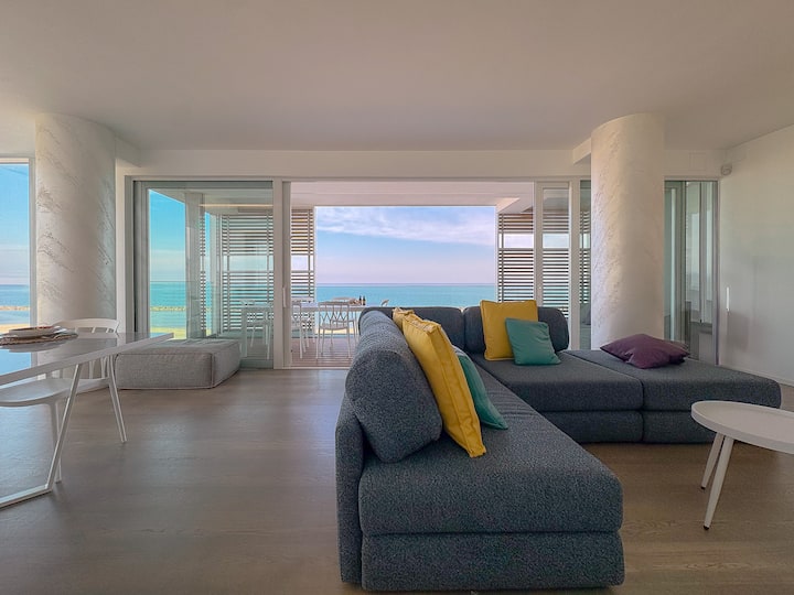 Chic & Spacious Apartment Facing The Sea - Civitanova Marche