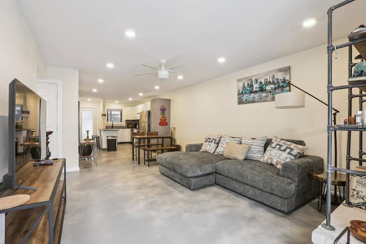 By Domain & Downtown - Pool, Luxe Beds, Dog Park - Austin, TX