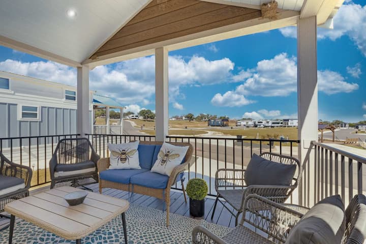 Vine And Dandee - Luckenbach, TX