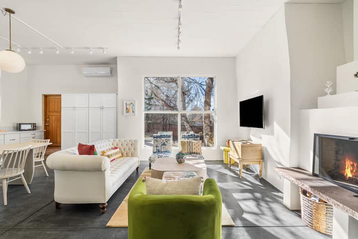 Peaceful Contemporary East Side Retreat With Kivas - Santa Fe, NM