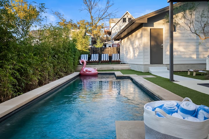 Rooftop Retreat By Honeyhivestays: Dt, Pool, Games - United States