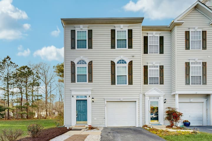 Providence Townhome: Dog-friendly Pool & Deck - Bethany Beach, DE