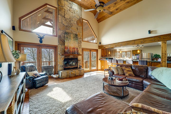 Mtn-view Deck, Game Room! Spacious Elk Park Lodge - Roan Mountain, TN