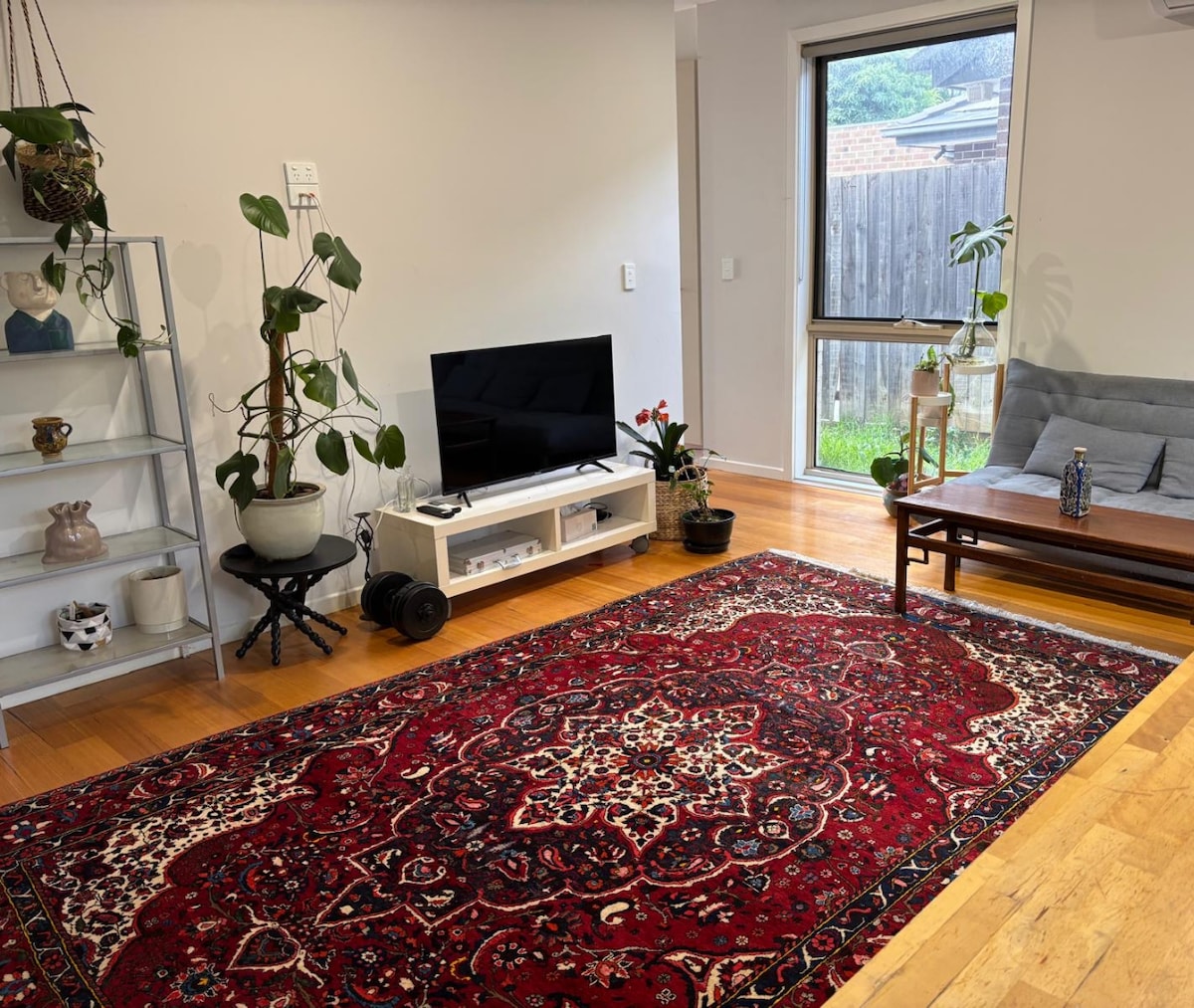 Cozy 2BDR Ivanhoe Unit with Modern Amenities - Flats for Rent in ...