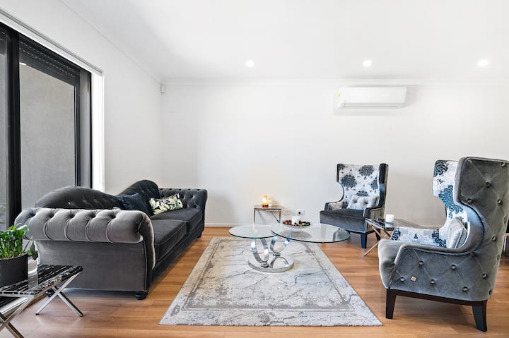 Spacious Tarneit Home With Private Garden - Caroline Springs