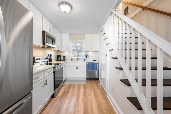 The Hay Cottage: Modern Comfort In A Cozy Retreat - Fayetteville, NC