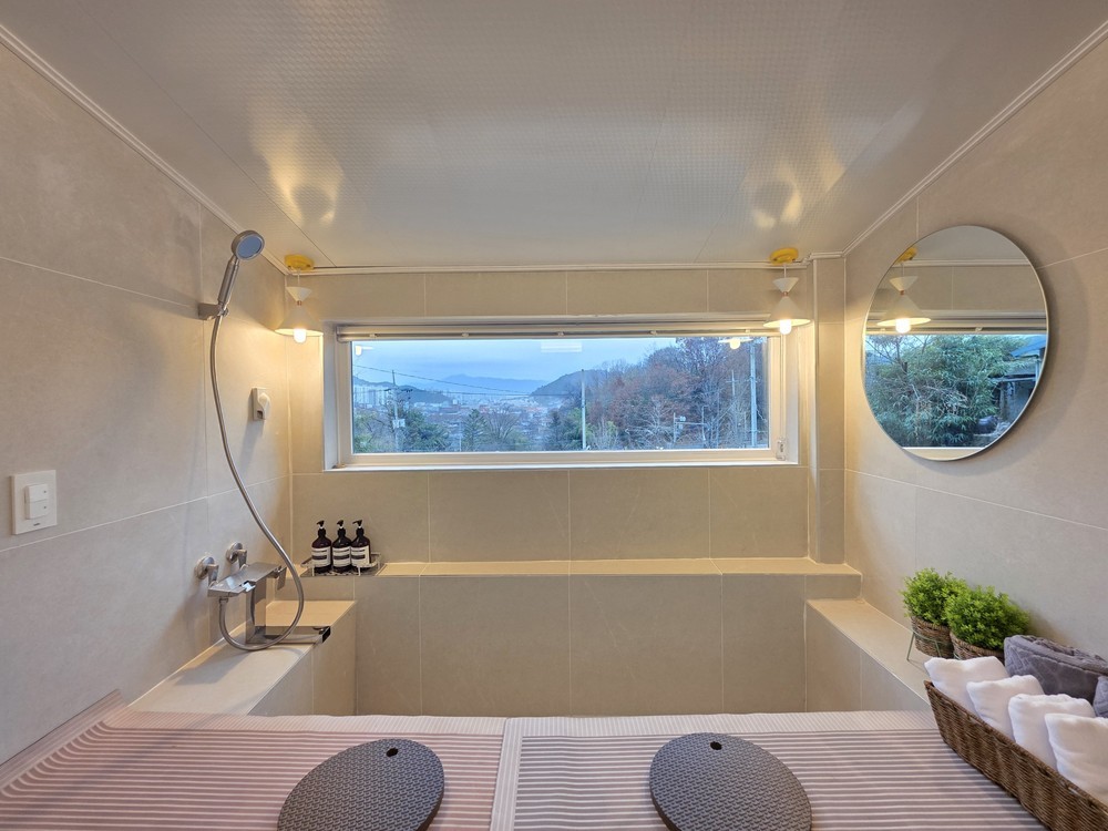 #Mascotas #Jacuzzi #Hanok Village #Sala de la Catedral de Jeondong ...