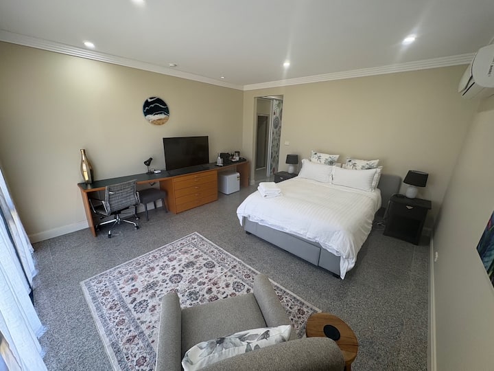 Suite 7 — Queen Room With Outlook - Morisset