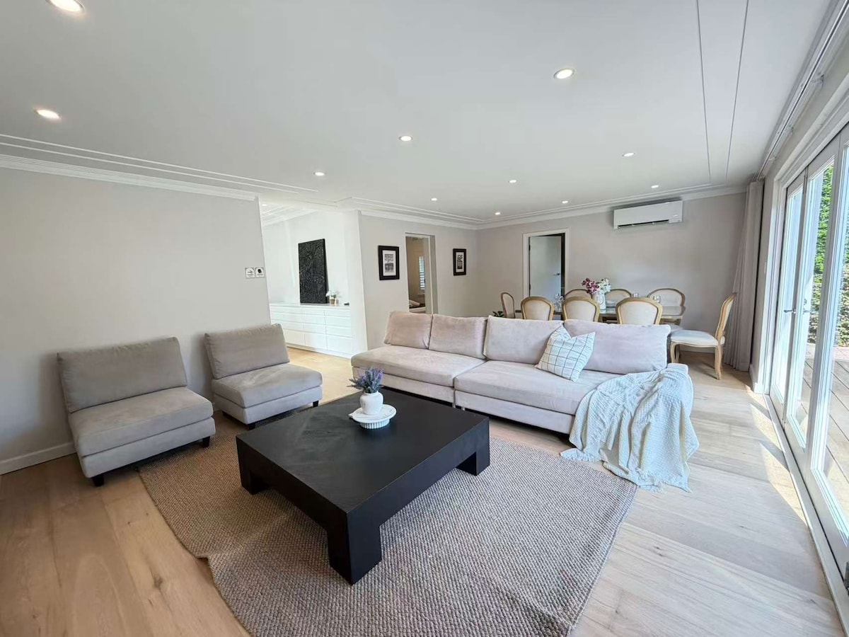 Elegante refugio familiar de 5 dormitorios con piscina en Linley Point ...