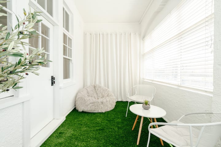 Sun-filled Art Deco Apartment | Heart Of Brunswick - Brunswick