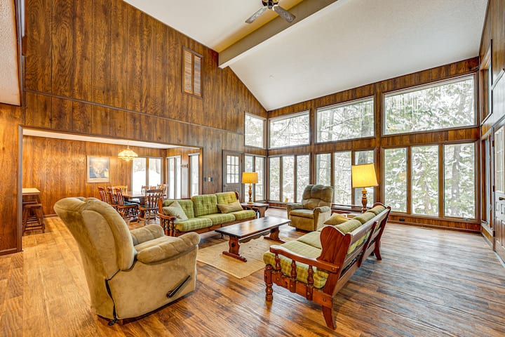Near Manistee National Forest! Retro Cabin Retreat - Baldwin, MI