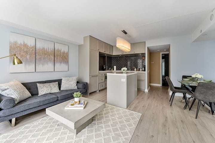 Luxurious Condo In Yorkville + 1 Free Parking - Toronto