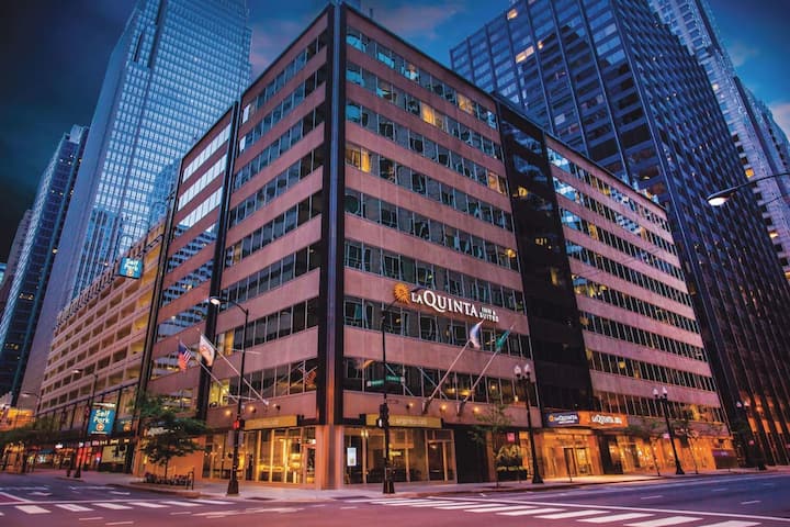 Steps To Willis Tower | Free Breakfast. Gym* - Chicago