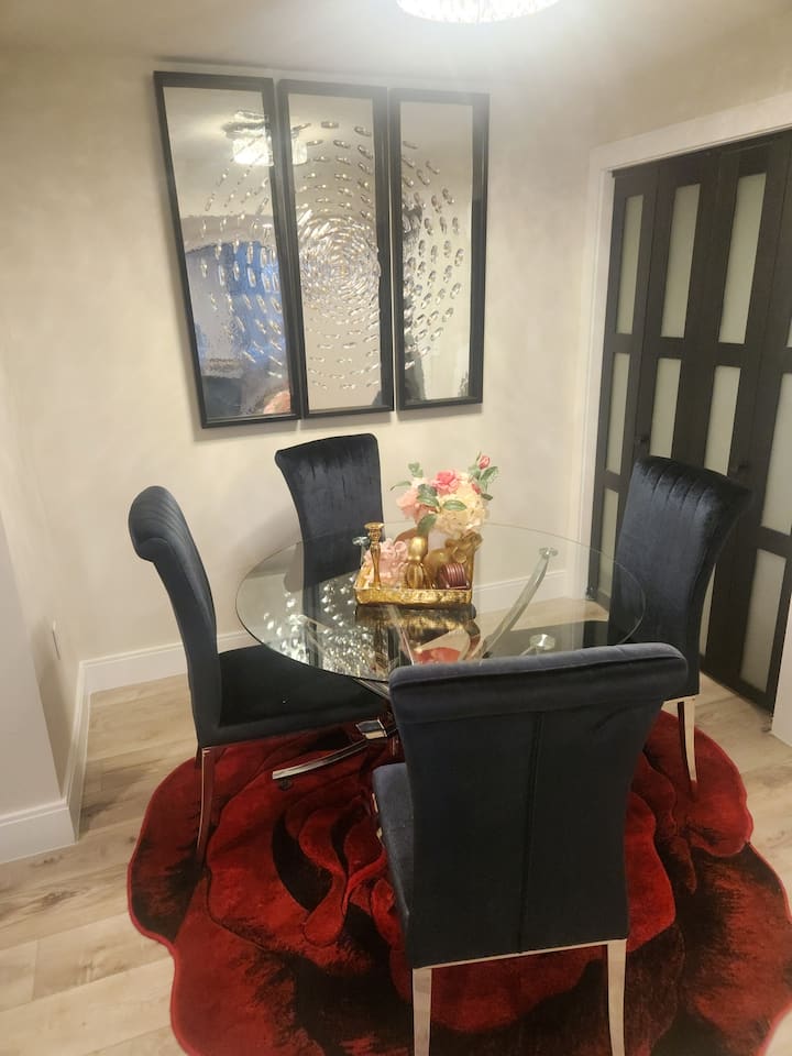 Shrewsbury King Suite | 100in Tv + Shower - Grafton, MA