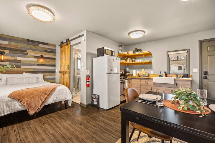 Downtown Loveland Studio - Walk To Restaurants - Loveland, CO