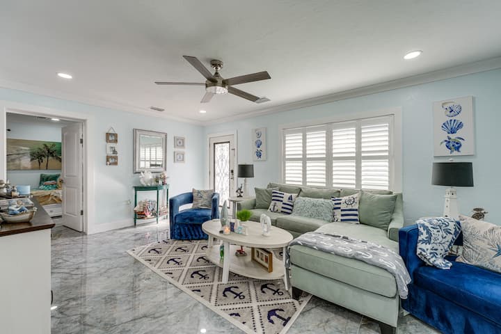 Steps To Madeira Beach! Family Getaway W/ Hot Tub - Madeira Beach, FL