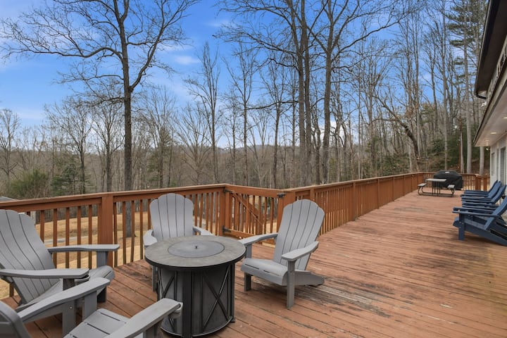 Spacious Hendersonville Mountain Getaway - Hendersonville, NC