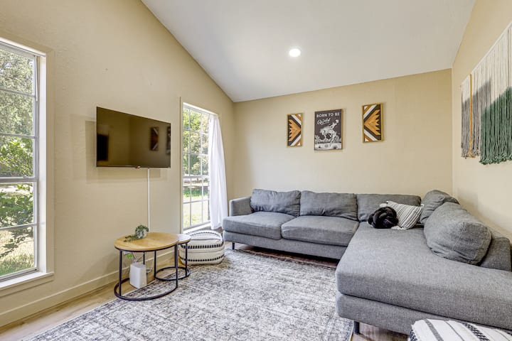 3 Mi To Dtwn Temple: Group-ready Home W/ Yard - Temple, TX