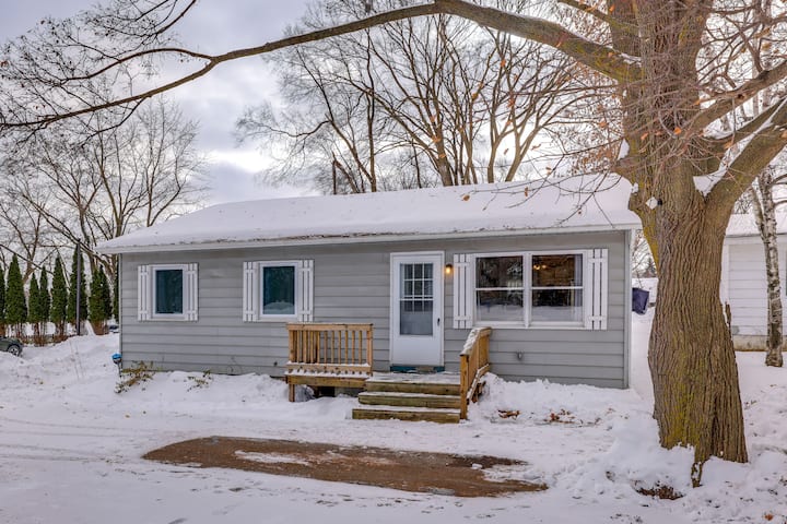 2 Mi To Cmu! Quaint Bungalow W/ Fenced Backyard - CMU, Mt Pleasant