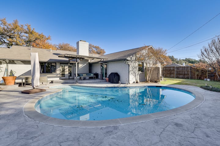 2 Mi To Galleria Dallas: Group Retreat W/ Yard! - Carrollton, TX