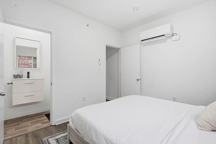 Contemporary Apartment With Amenities - Philadelphia, PA