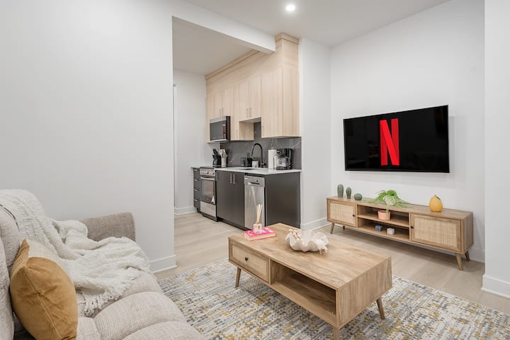 Stylish 4br | Sleeps 10 | Prime Downtown Location - Lasalle