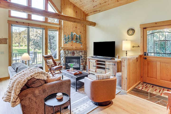 Golf Course View & Resort Pools At Redmond Retreat - Redmond, OR