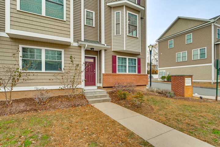 2 Mi To The Mark Twain House & Museum: Airy Escape - West Hartford Reservoir