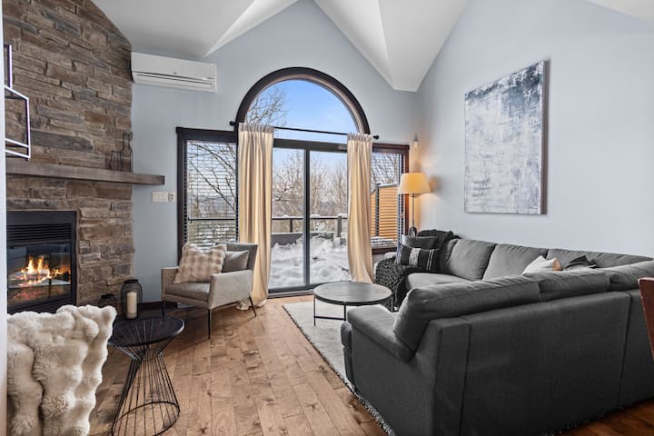 Clairière 3-story Ski-in/ski-out Mountain Home - Mont-Tremblant
