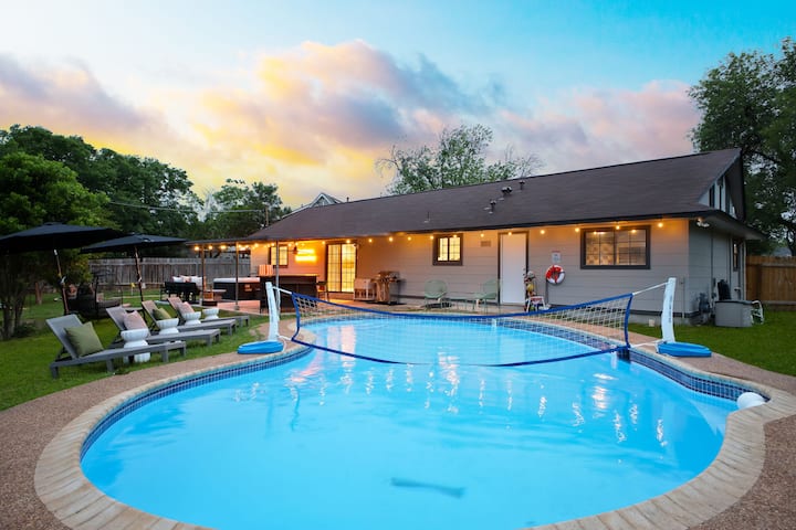 Sleeps 10 - Pool - Hot Tub - Fire Pit - Playground - Alamo Heights, TX
