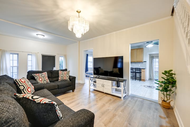 Charming Long Island Home W/ Fenced Yard! - Freeport, NY