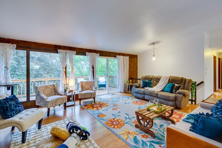 Expansive Lake Forest Park Home W/ Private Deck! - Lynnwood, WA