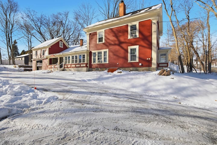 Spacious Victorian Retreat In Downtown Wolfeboro - Wolfeboro, NH