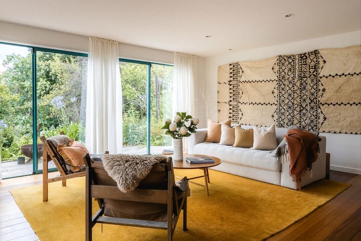 Miro Retreat - Sun-soaked Palm Beach - Waiheke Island