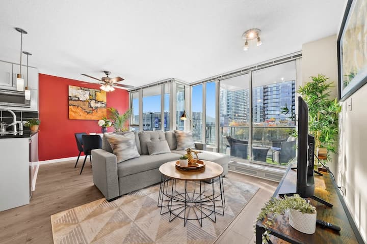 Stylish Condo Near Rogers Arena + 1 Free Parking - Vancouver