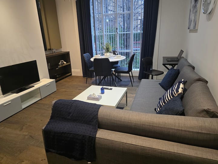 Apartment - Sleeps 6 & Near Station - Bedford