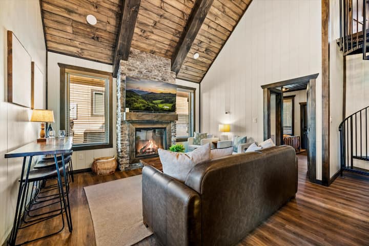 New Cabin W/ Hot Tub · Arcade · Pet-friendly - Pigeon Forge, TN