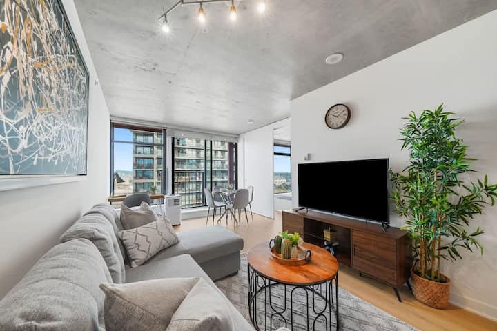 Chic Condo In Vancouver’s Trendy Gastown District - Vancouver
